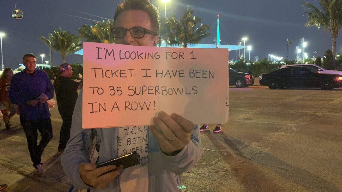 Scalpers and their customers: the game outside the stadium | Miami Herald