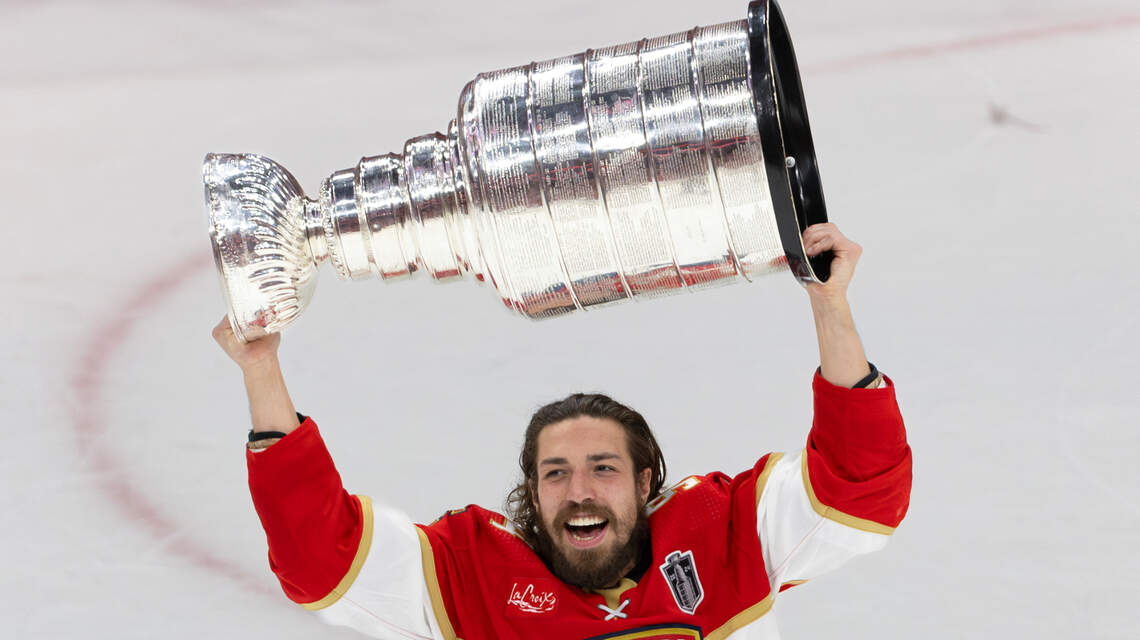 Where is the Stanley Cup? It’s partying at this famous bar | Miami Herald