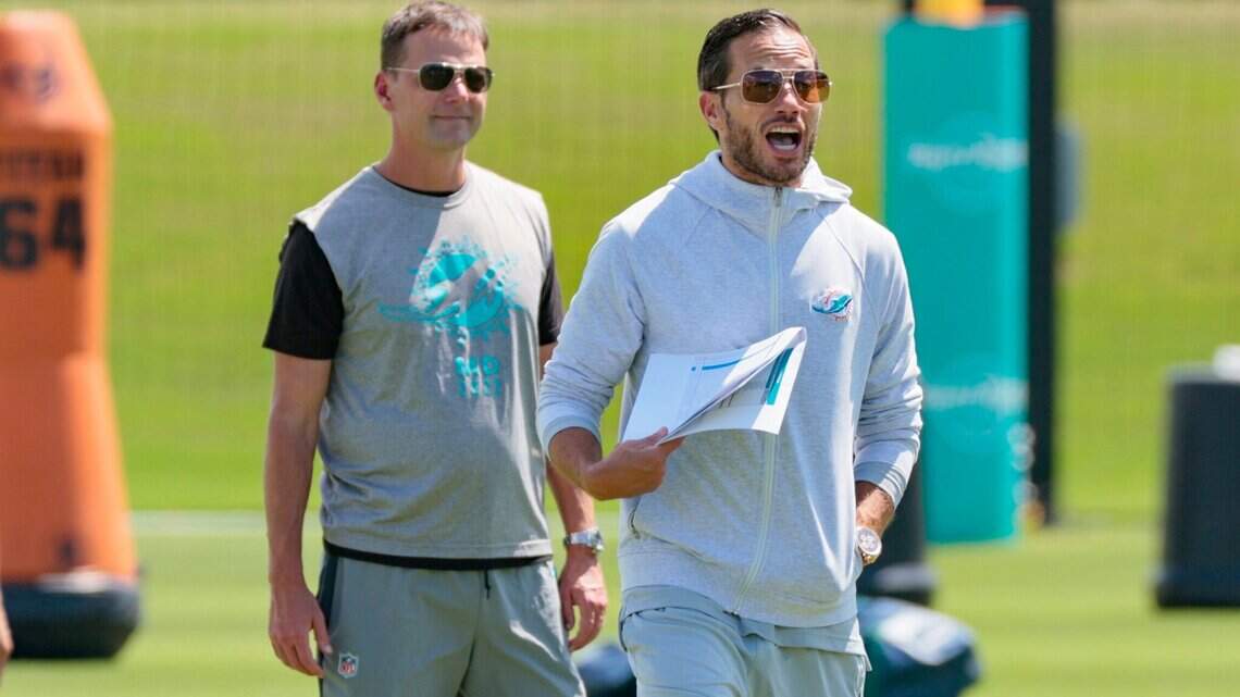 Dolphins’ McDaniel updates Jackson, Armstead injuries | Miami Herald