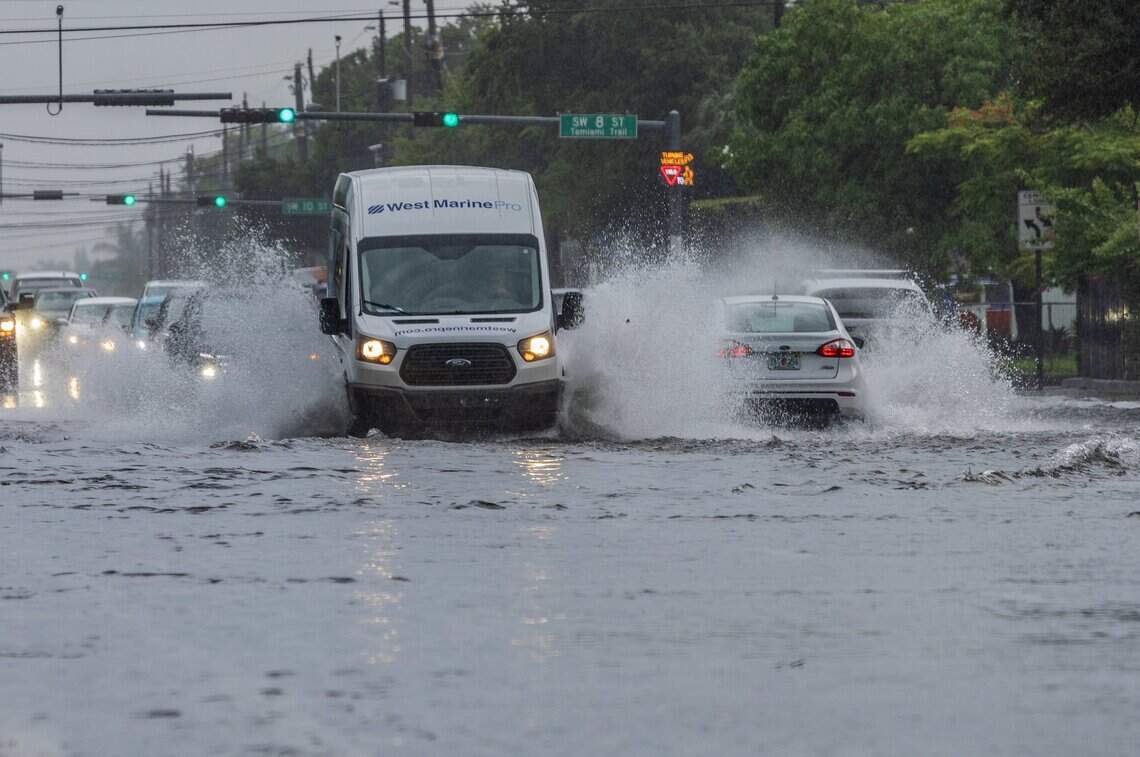 King tides and heavy rain flood South Florida streets | Miami Herald