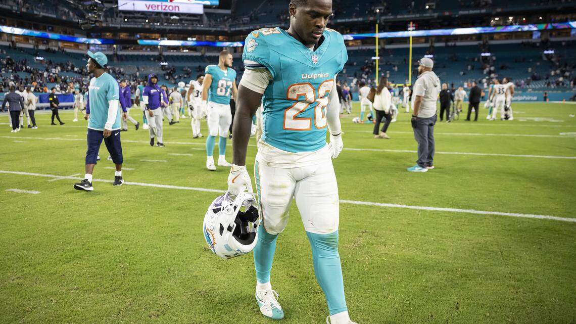 Frustrated Dolphins LB laments offense’s miscues vs. Ravens | Miami Herald