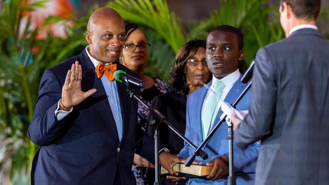 Oliver Gilbert jura como presidente de la Comisión de Miami-Dade | El ...