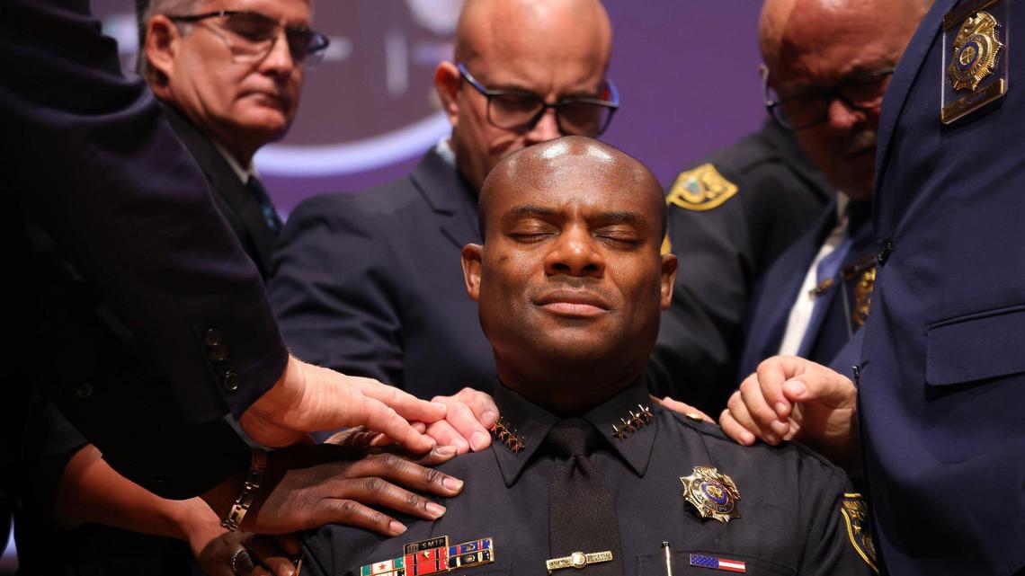 Wayne Jones jura su cargo como primer jefe de Policía negro en Miami ...