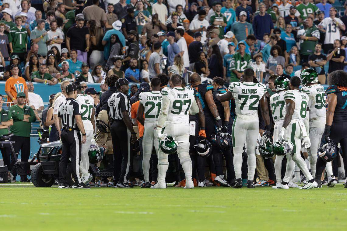 Dolphins WR Tyreek Hill done for 2025 after tearing ACL | Miami Herald