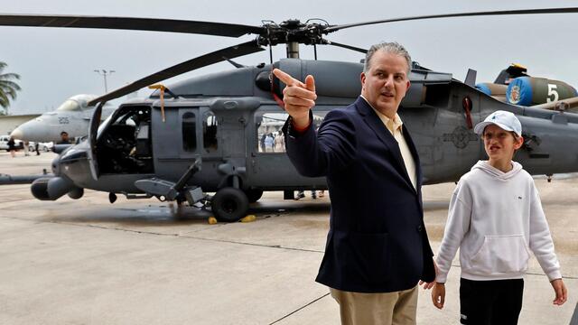 Hyundai Air & Sea Show hosts military swearing-in ceremony | Miami Herald